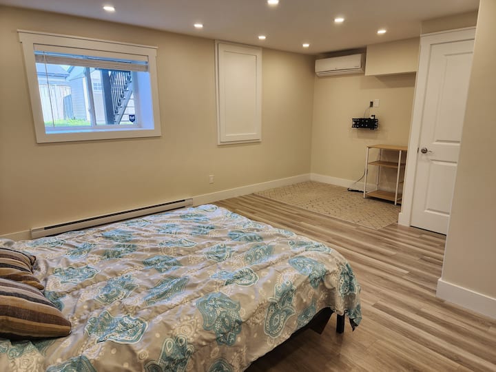Private Basement Room In Kenmount Terrace - Paradise
