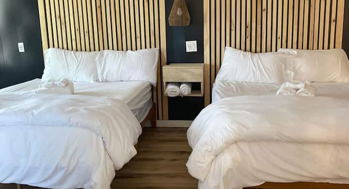 Showboat Poolside Suite - Dundee, NY