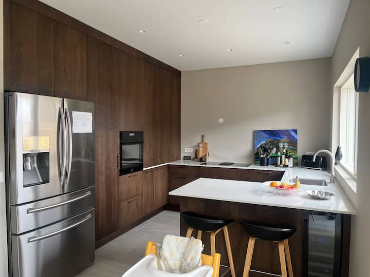 Villa With 4 Bedrooms & 2 Baths - Islande