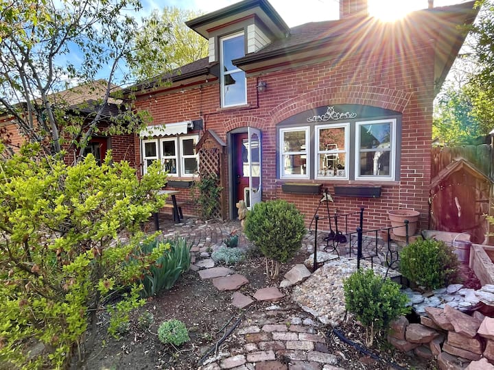 A Cozy Carriage House - Denver, CO