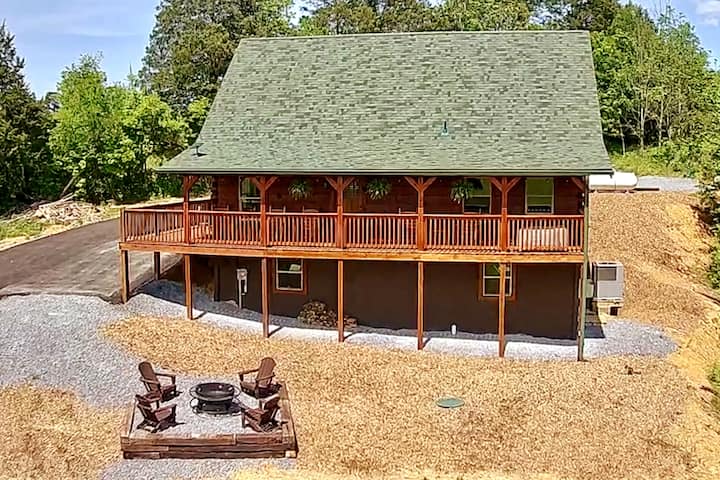 Private Custom Built Log Cabin Near Dollywood! - Sevierville, TN