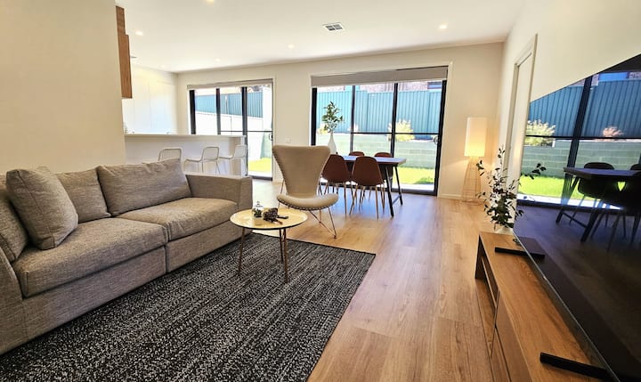 Luxe Large Townhouse 3bedrm/2 Bath +Wifi+garage - Canberra