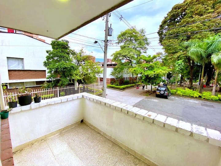 All Is Near! Laureles Estadio - Balcony Park House - Medellín