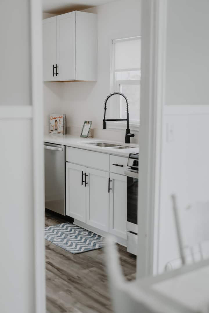 Charming Haven Near Bassett Creek Park - Minnetonka, MN