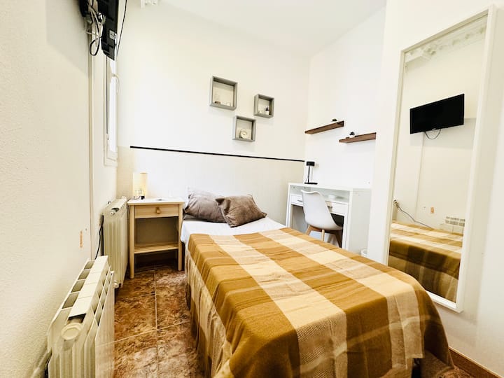 Habitación Privada En Gran Vía (Cama Indiv. 90cm) - Spain