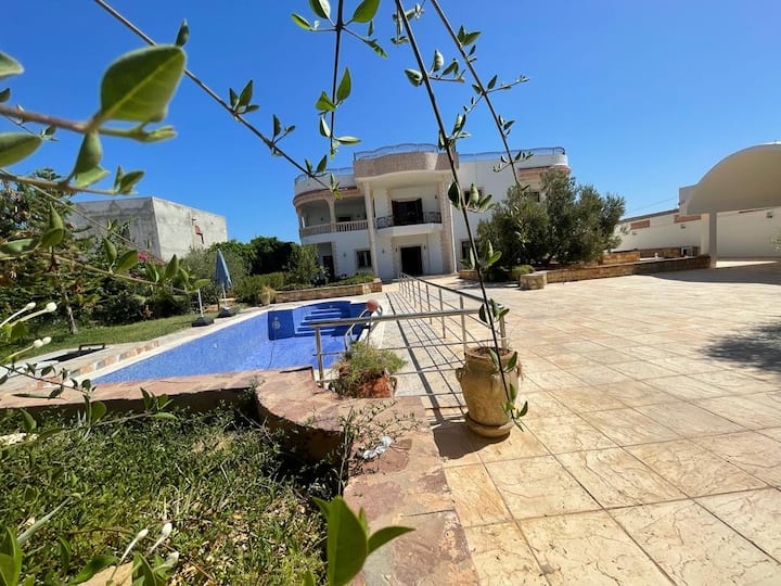 Maison, Avec Jardin Et Piscine - Tunisie