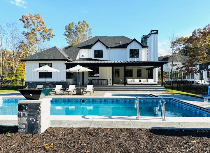 Luxury Pool & Spa | Game Room + Bar - Michigan City, IN