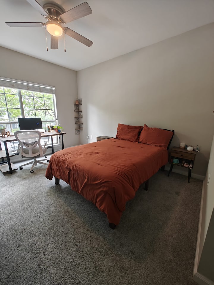 Master Bedroom With Private Bath - Atlanta, GA