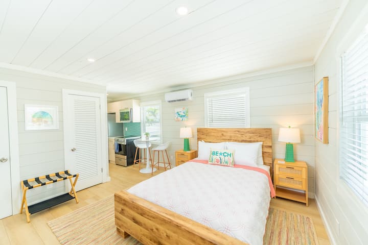 Beach N' Styled| Apt C - Redington Shores, FL