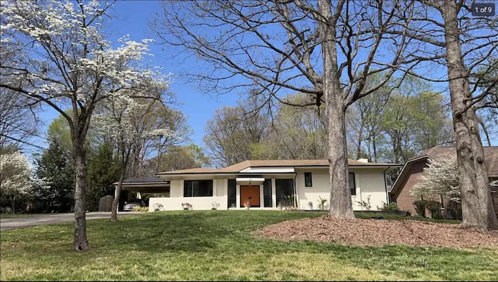 Mid-century Apartment – 10 Minutes From Uptown - Charlotte, NC
