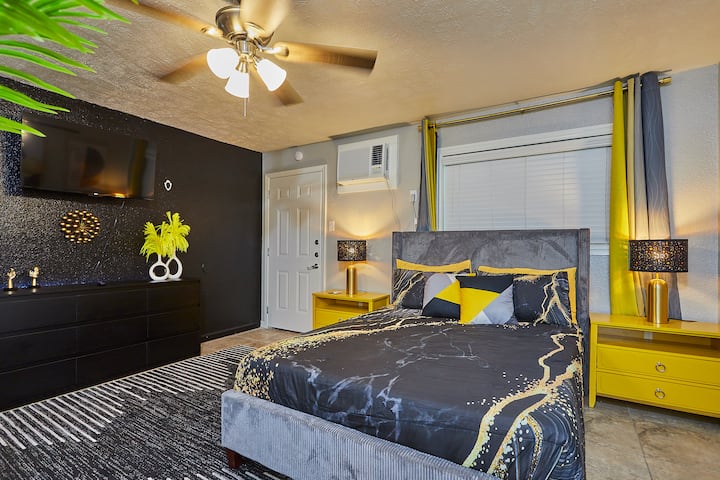 Modern Studio, Unbeatable Location - Houston, TX