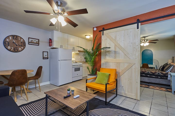 Convenient, Cozy & Close To It All - Houston, TX