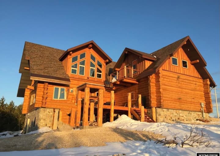Majestic Mountain Log Home! - Casper, WY