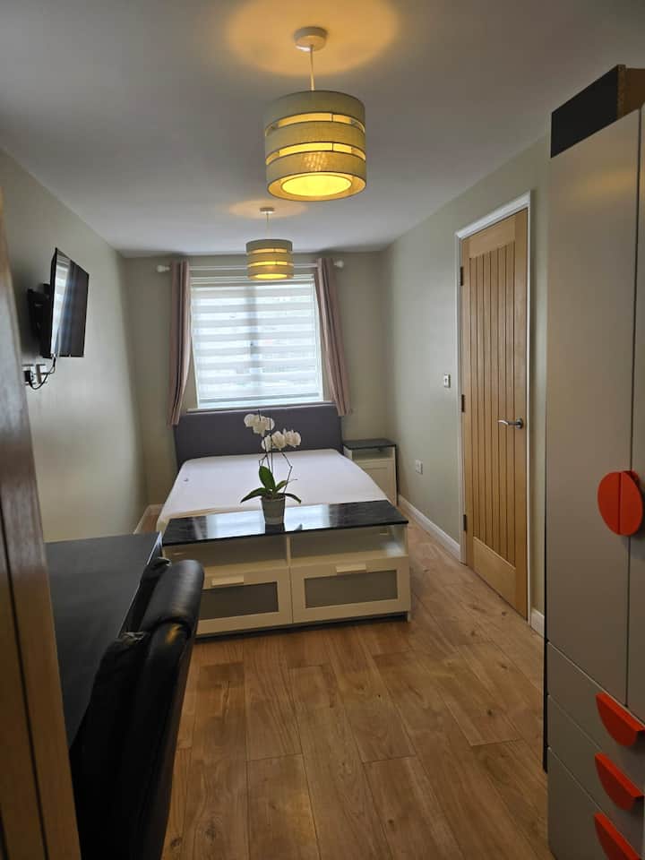 Own Entrance, Double Room, Bathroom & Kitchenette - Aylesbury