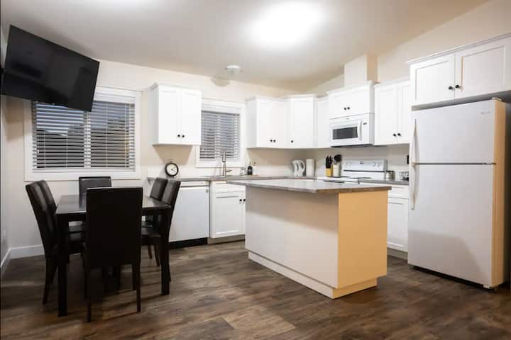 Langley 3 Bedroom Coach Home Sleeps 8 - Aldergrove
