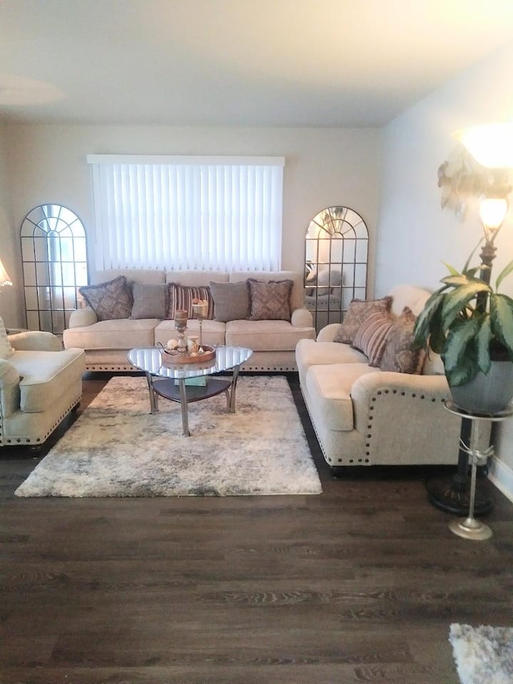 Lovely Getaway House 2 Bed Rooms, 1. 1/2 Baths - Wauwatosa, WI