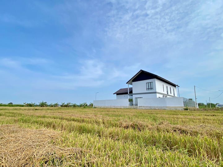 Rumah Burong | A Home In A Lush Paddy Field - Pasir Mas