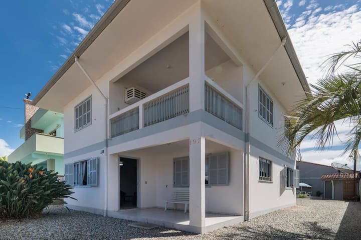 Linda Casa Na Praia De Zimbros - Bombinhas