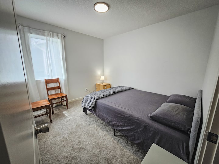 #2 Private Room With Mountain View - Cochrane
