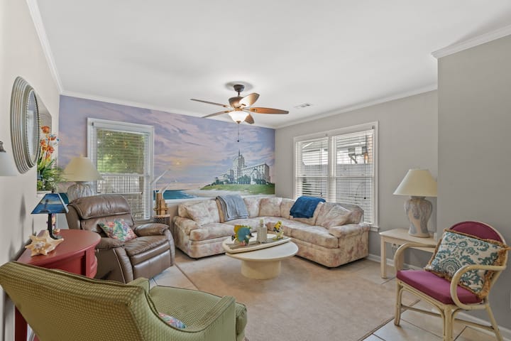 Charming Townhouse Steps Away From The Beach - Myrtle Beach, SC