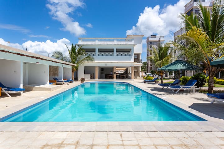 Coastal Haven: Ac/ Wi-fi / Pool/ Near Mall - Diani Beach