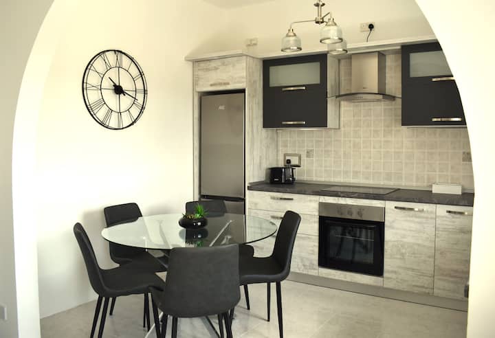 Large Bright Fully Refurbished 2 Bedroom Apartment - Malta