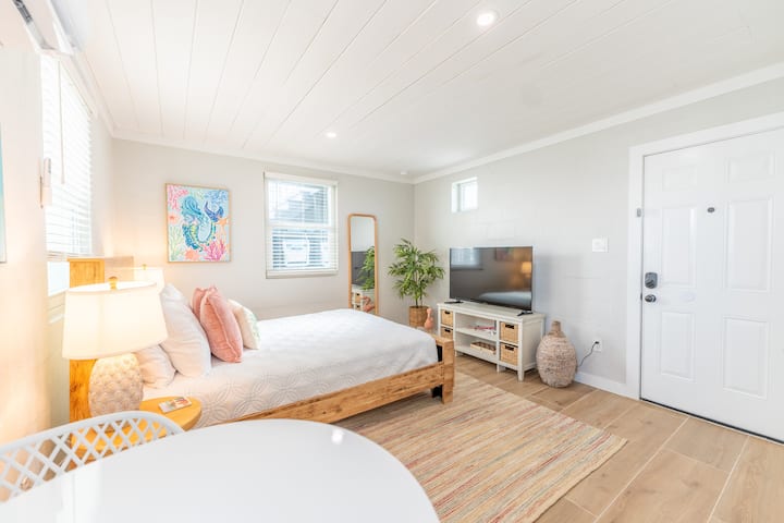Beach N' Styled| Apt D - Redington Shores, FL