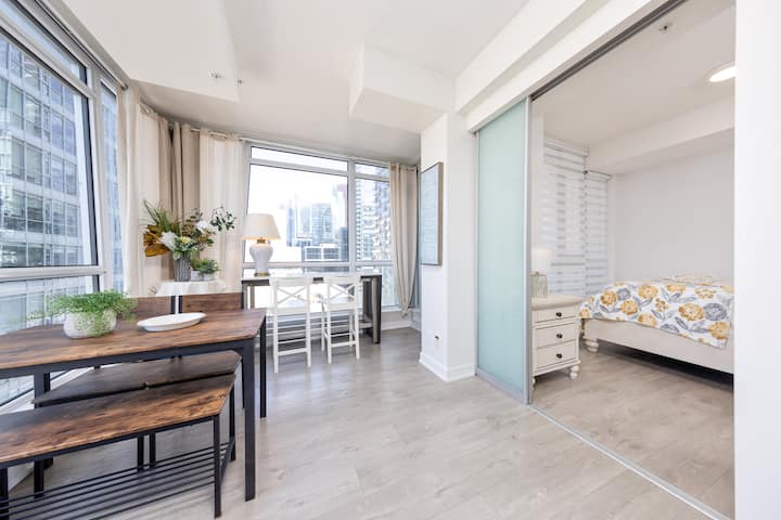 Luxurious 2 Bedroom Condo In Toronto Downtown - Toronto