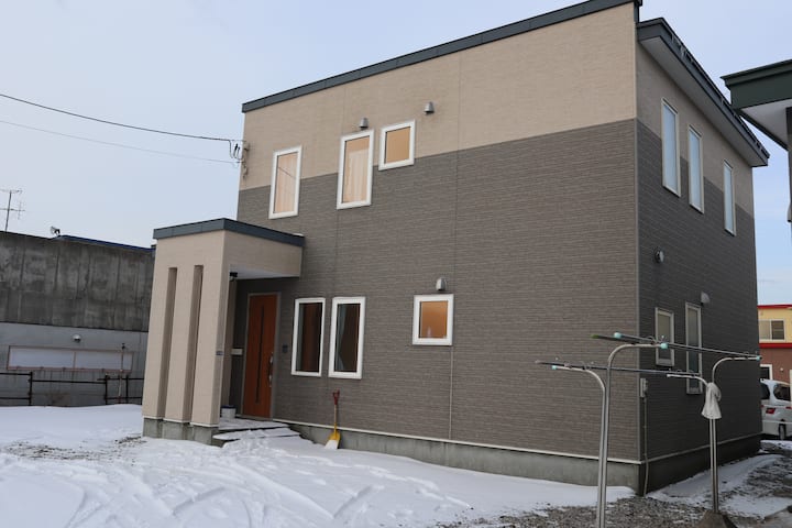 1階広々リビング
2階寝室2部屋
駐車場無料
ドライブにおすすめ - 무로란시