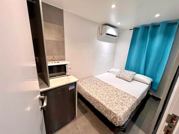 1 Suite Con Baño Privado. Junto Al Metro - Aéroport de Barcelona-El Prat (BCN)