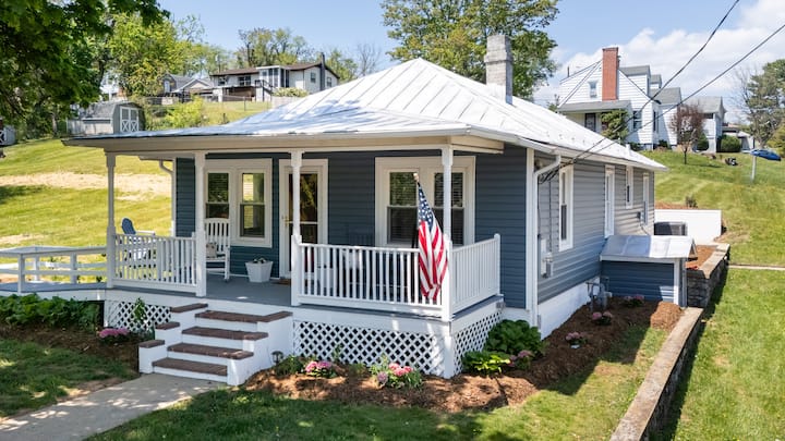 All-american Cottage By The Park - Staunton, VA