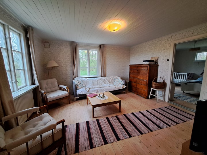 Mysigt Hus Med Stor Trädgård - Vara