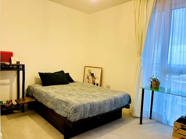 Quiet Room In Front Of Thames River - Romford
