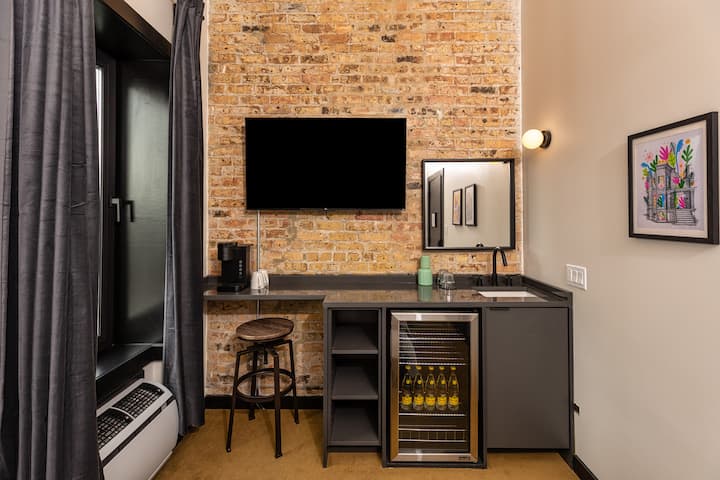 Logan Square Hotel Room 201 - Chicago, IL
