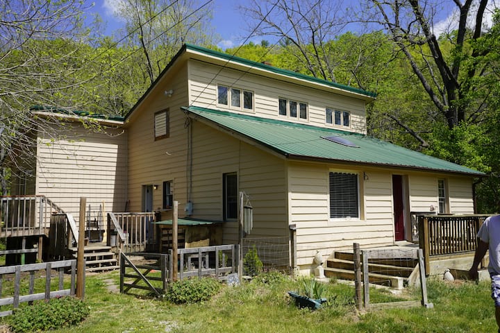 Country Living On Toms Creek - Blacksburg, VA