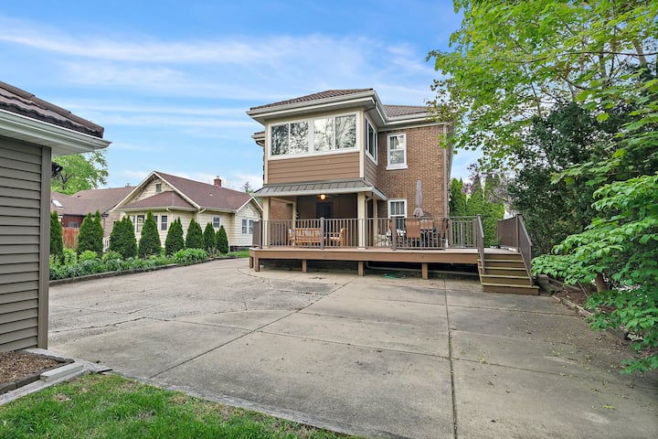 1920’s Luxury Rockford Retreat (Lower Unit) - Rockford, IL