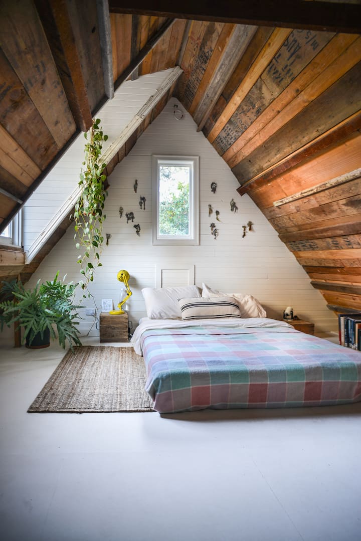 Artist House In The Foothills - Stirling