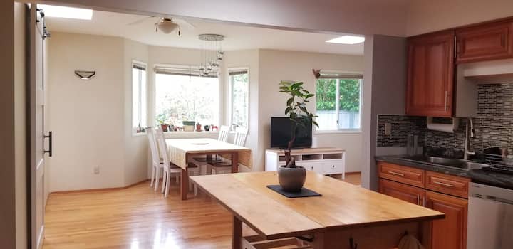 3 Bedroom 2 Bathroom House With A View - Victoria, Canada