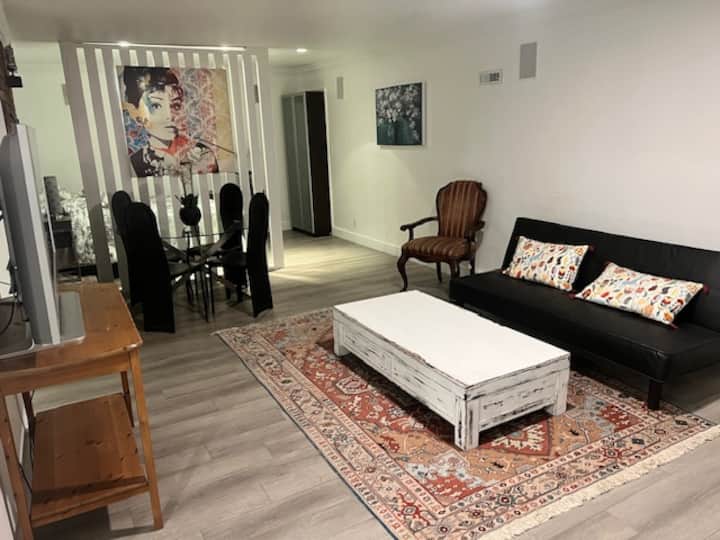 Nice Big Studio - West Vancouver