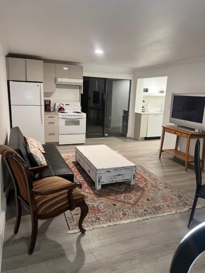 Nice Big Studio - West Vancouver