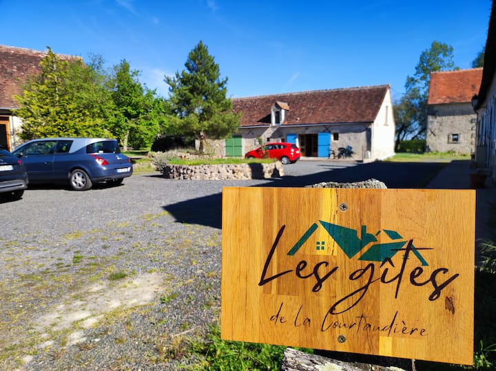 Gîtes De La Courtaudière "Gîte De Groupe" 22 Pers - Touraine