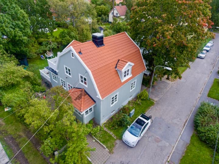 Charmig Villa I Stockholm – Med Trädgård - Huddinge
