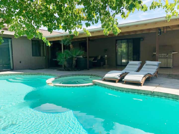 Upgraded 4bd Golden House In Heart Of Palm Desert - Palm Desert, CA