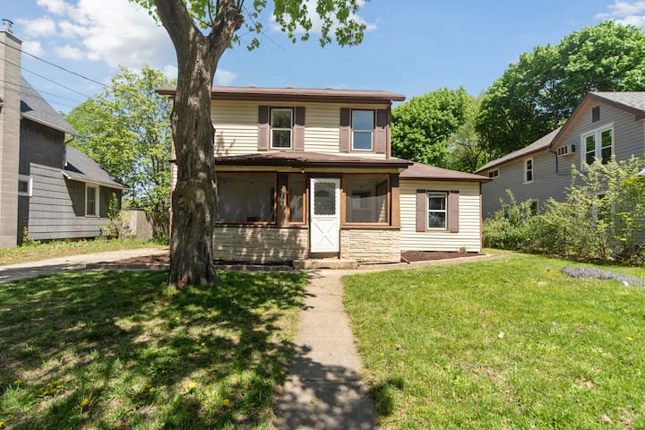 Cozy, Convenient, Beautiful Home - Lansing, MI