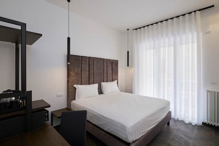 (Colosseo)camera Con Balcone Al Centro Di Roma - Rome