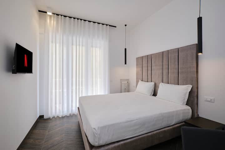 (Colosseo)camera Con Balcone Al Centro Di Roma - Rom