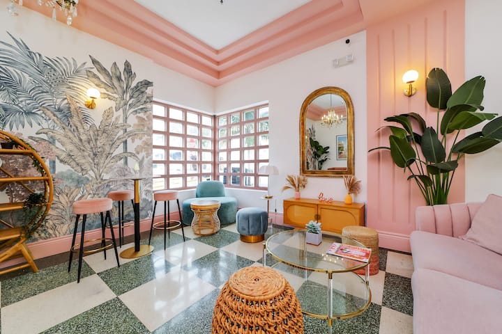 Spacious Ocean Suite With Sofa Bed - Miami Beach