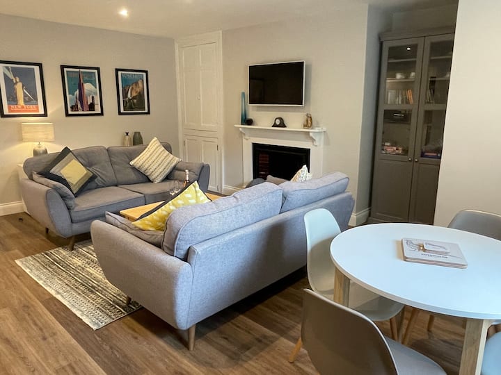 Stunning Central 2 Bedroom Apartment With Parking - Cheltenham