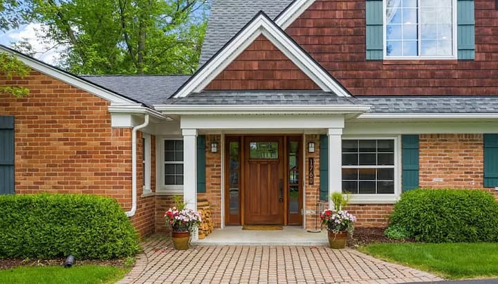 Spacious & Family Friendly Entire Home - Birmingham, MI