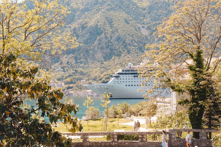 Elegant Seafront Apartment - Kotor